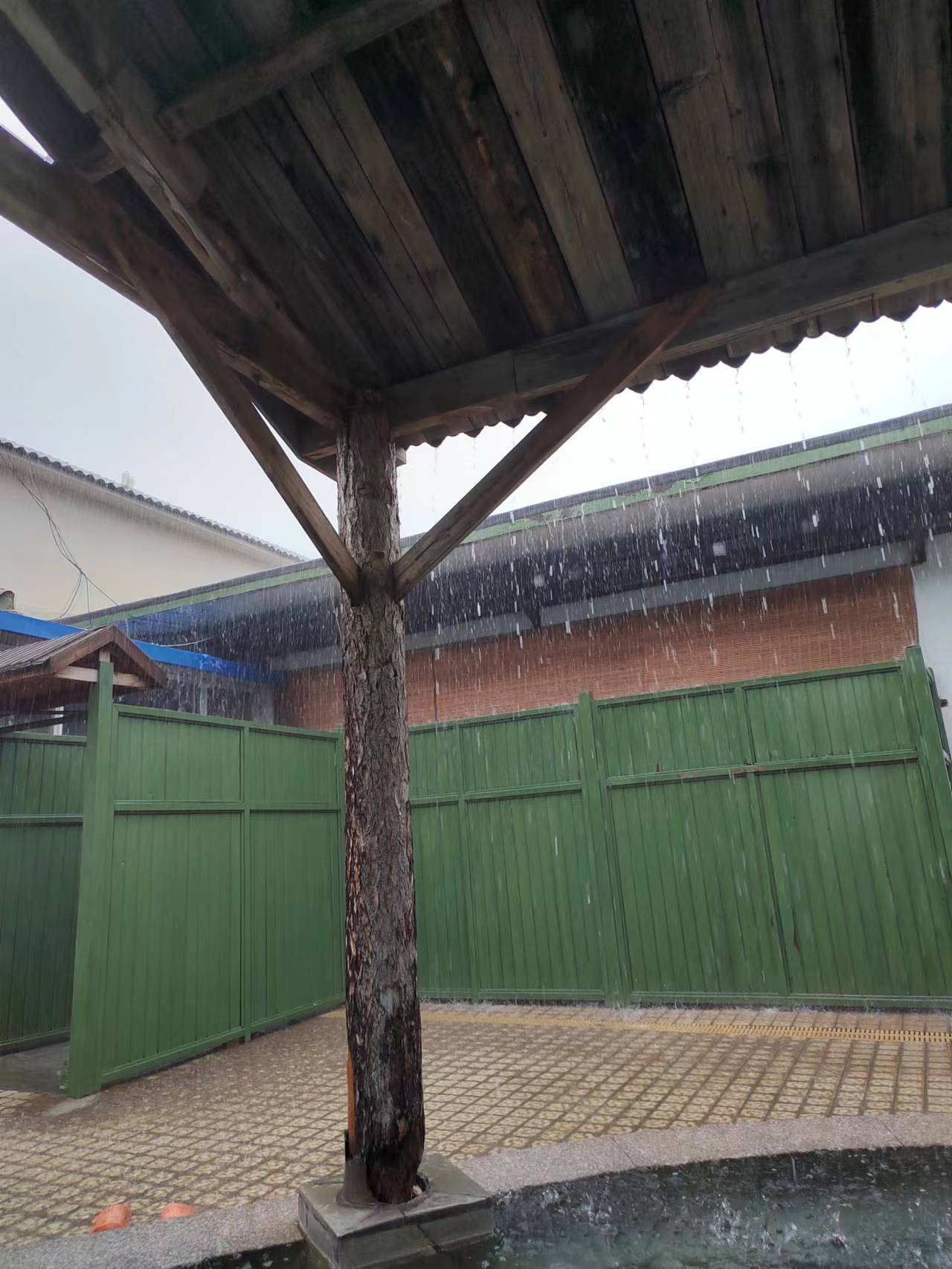 Laotieshan Hot Spring in the rainstorm - iNEWS