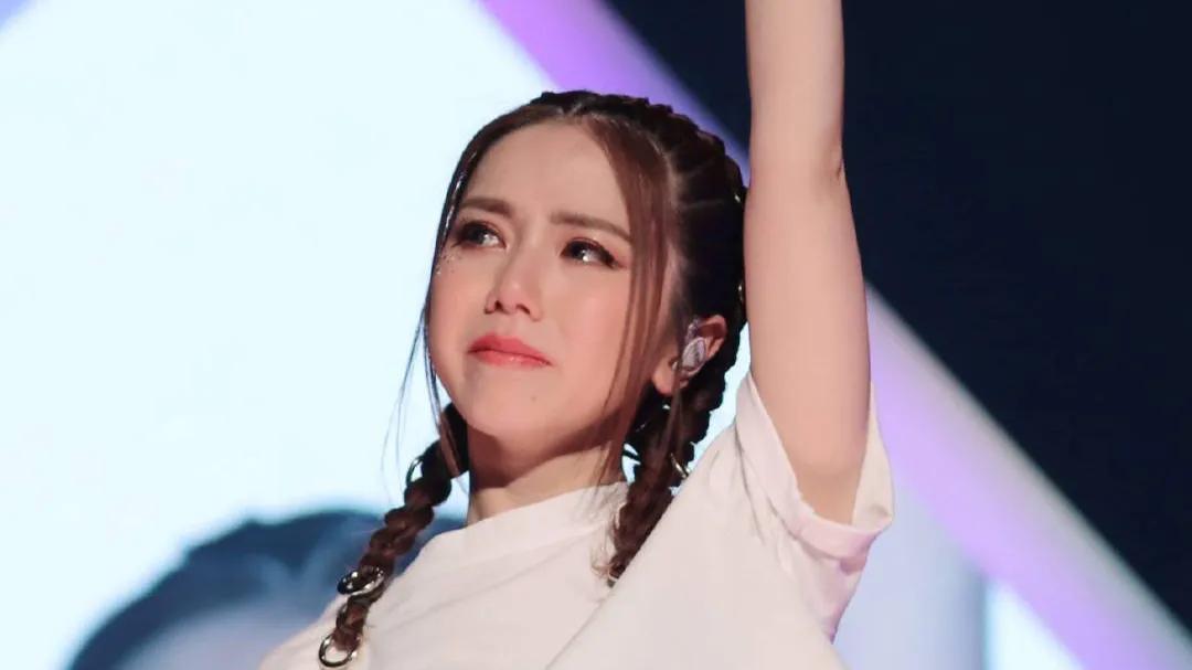 Deng Ziqi, who completed 140 concerts at the age of 27, is the power of ...