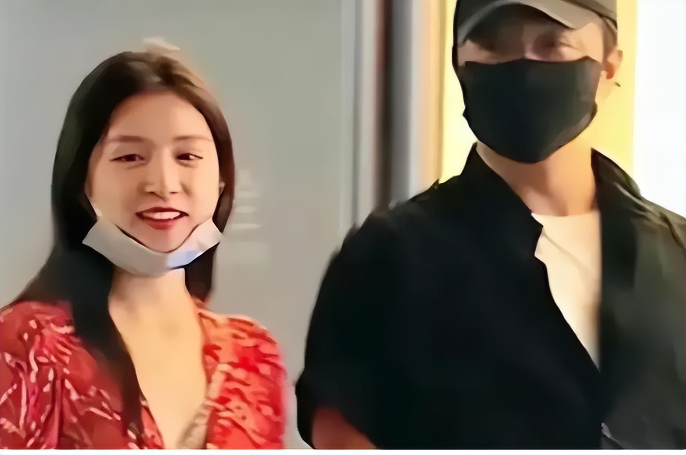 Zhu Lingling accompanied her second husband to attend the group ...