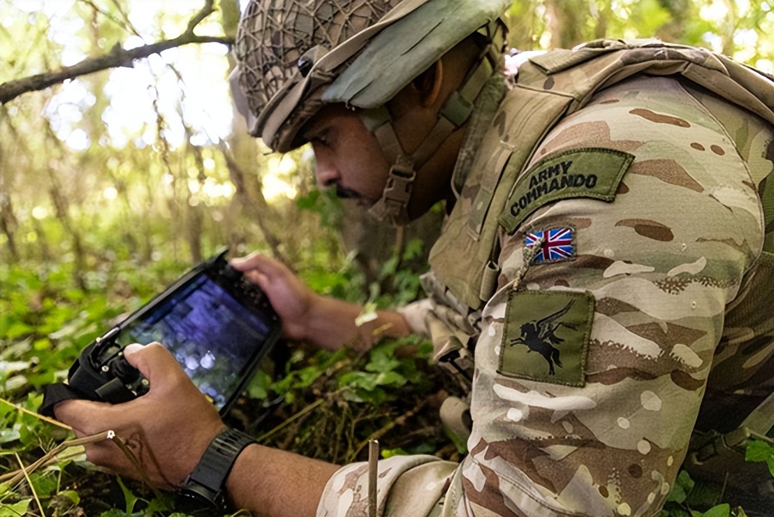 The British army is equipped with "ghost V60" patrol robot dogs. - iNEWS