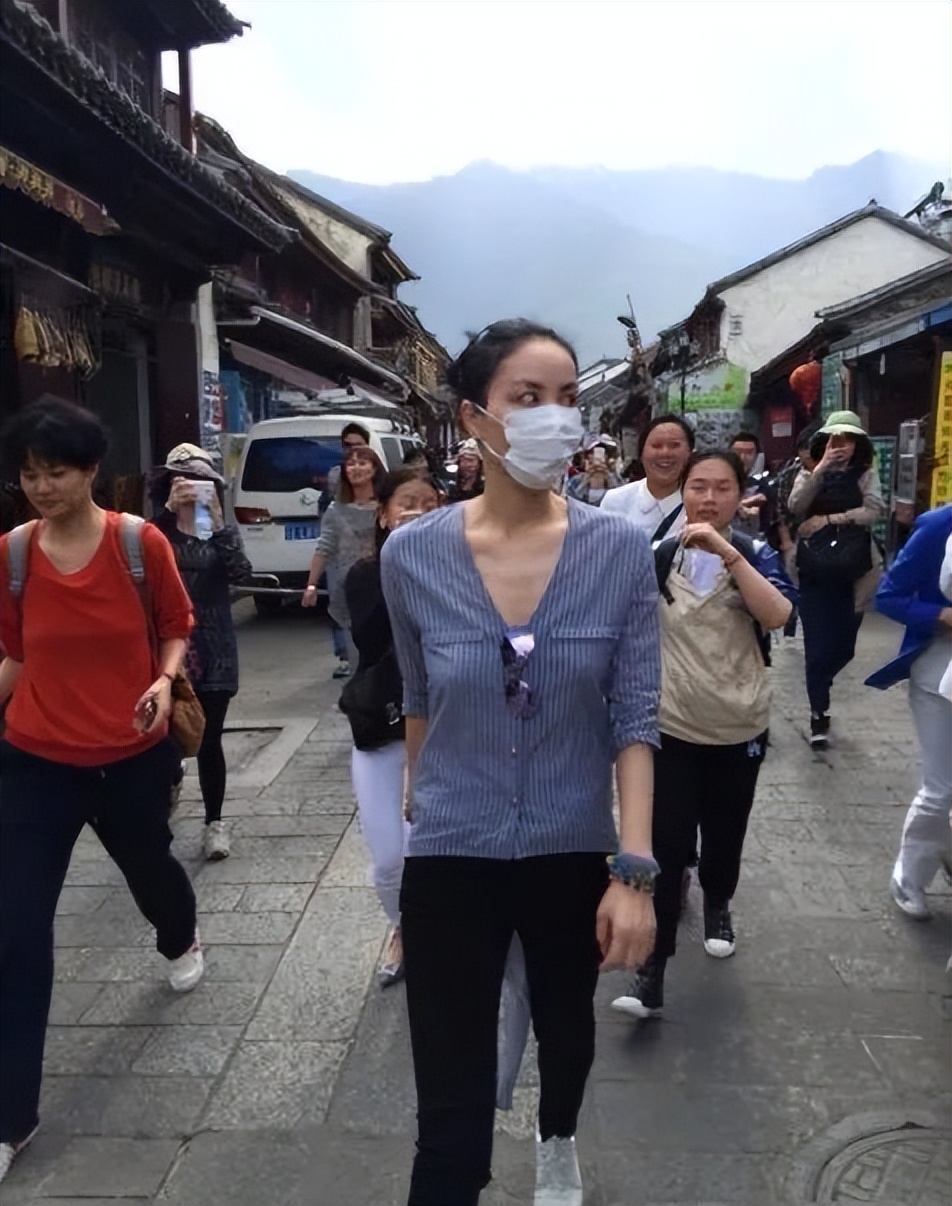 Faye Wong under the lens of passers-by has smooth and delicate skin ...