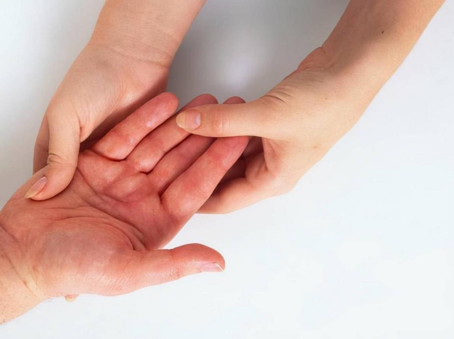 As the saying goes: "A broken palm is a line, wealth and honor are not ...
