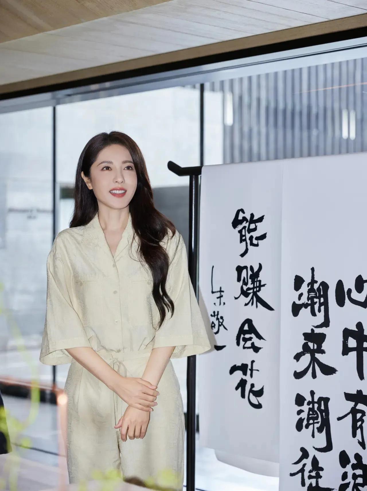Temperament female star: Zeng Li - iNEWS