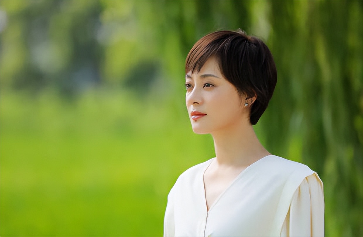 Sun Li wears a black and white color matching capable suit to ...