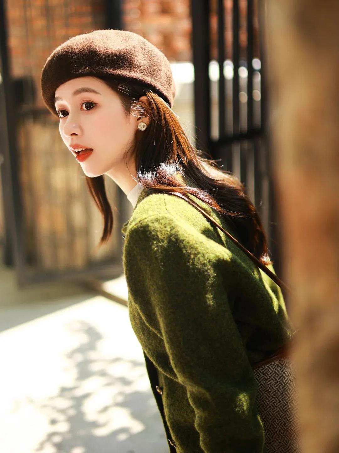 Autumn and winter look wrapped in pickle green? Retro colors are also a ...