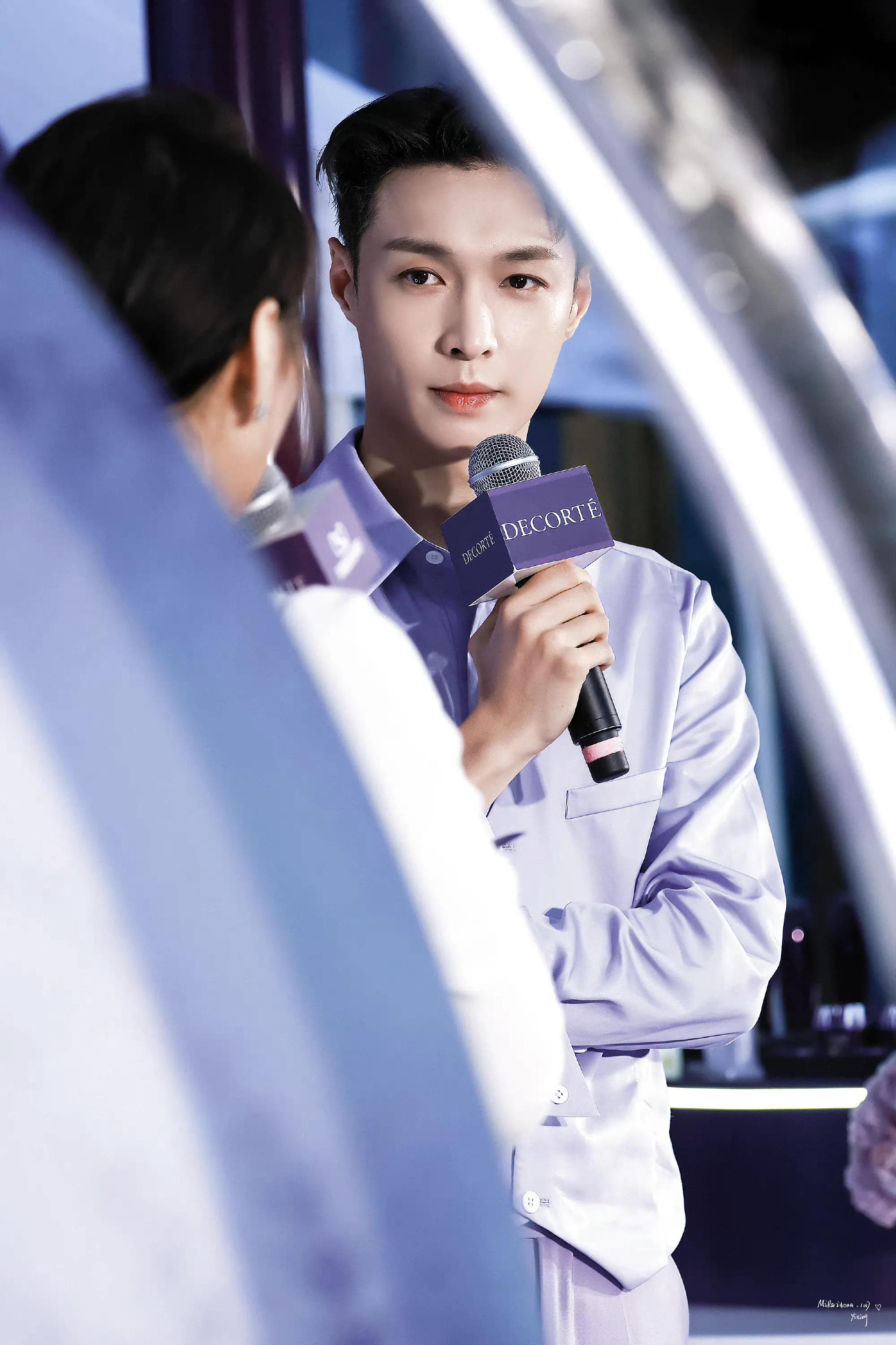 BOSS@Zhang Yixing met the beautiful autumn together. - iNEWS