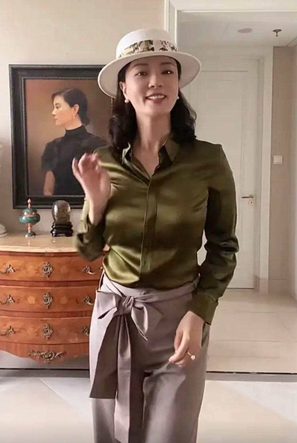 Liu Fangfei is the "face of CCTV", wearing a satin shirt shows a plump ...