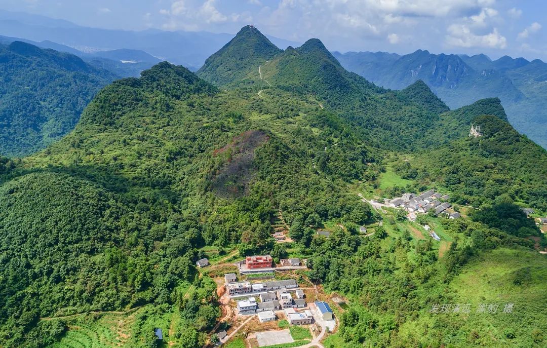 Yangshan Xiling, held up by the peaks in the sky, is famous for a ...