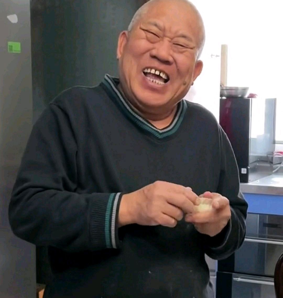 66-year-old Du Xudong makes dumplings at home, with gray hair and a ...