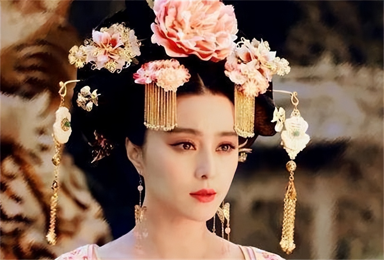 25-year-old Zhang Yizhi relied on his face to emulate Wu Zetian. After ...