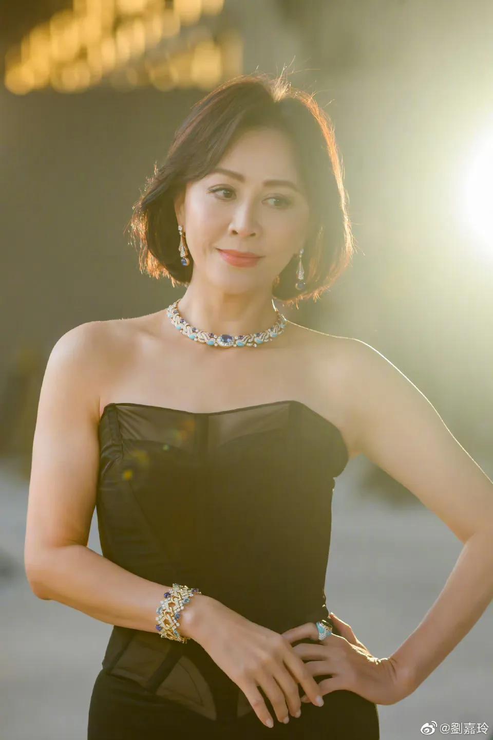 58-year-old Carina Lau took a photo with Yang Yang, calm, confident and ...