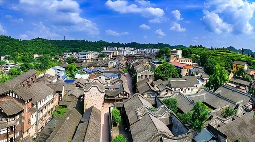 Why is Tongnan, an ancient town of more than 400 years, called by Liang ...