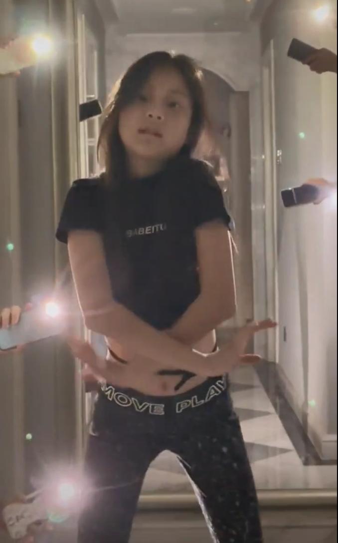 The 11-year-old Tianxin dances hotly, and her sexy clothes are ...