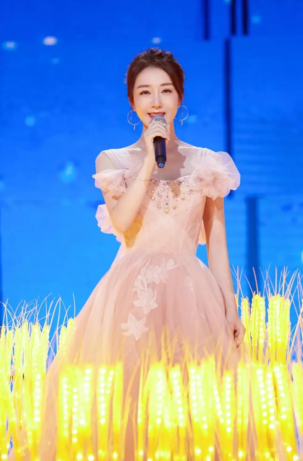 39-year-old Li Yixiao is pink and charming, making fans feast for the ...