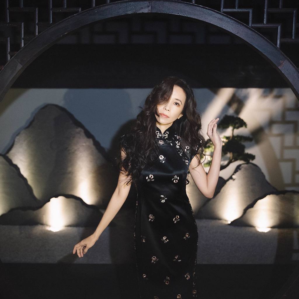 Across the film and television song Sanqi actress wears a cheongsam to ...