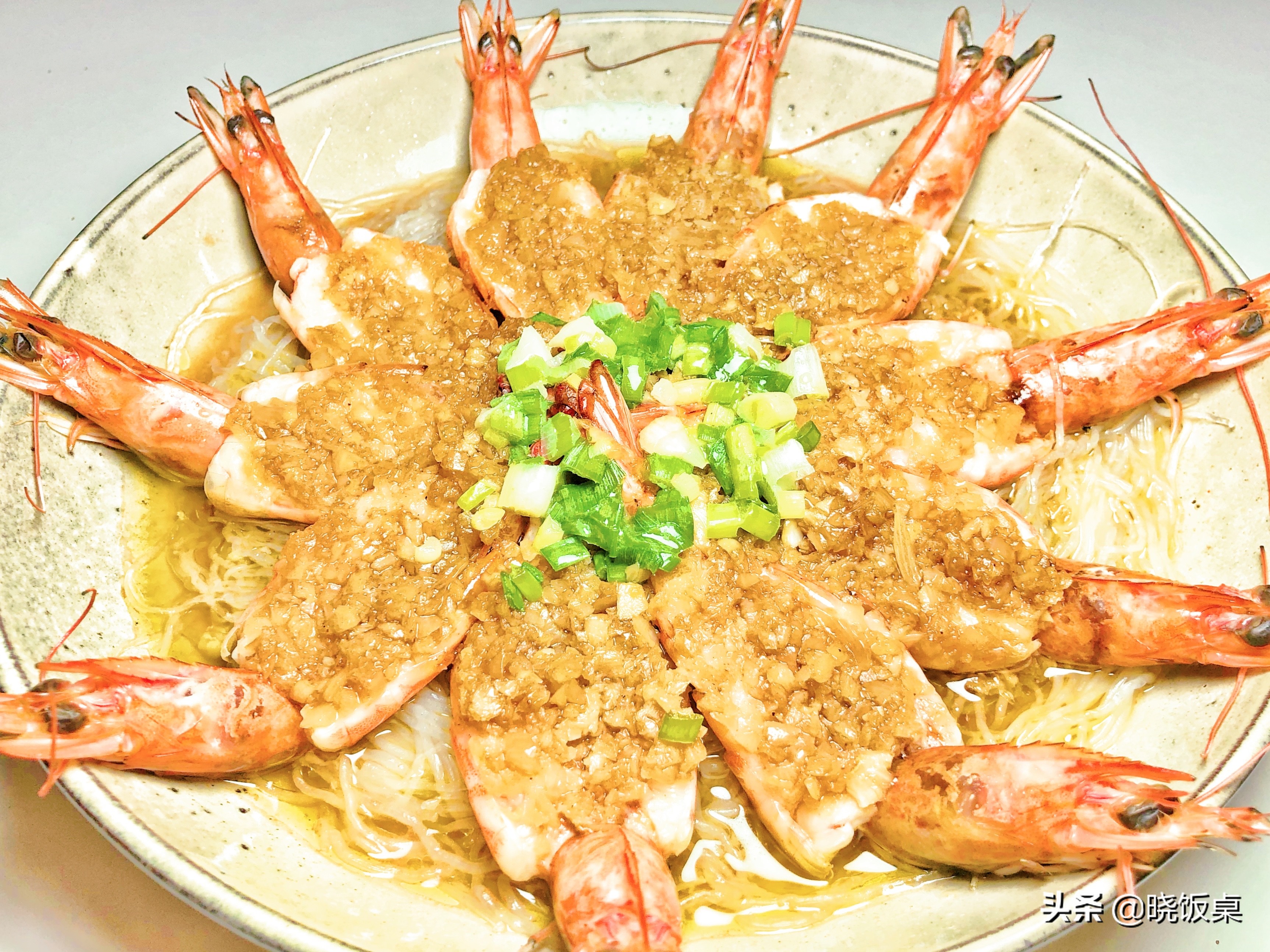 The finale of the New Year's Eve, steamed shrimp with garlic and ...