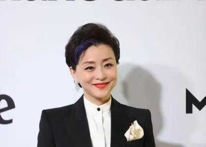 Li Lingyu started a live broadcast, and sang to netizens who swiped a ...