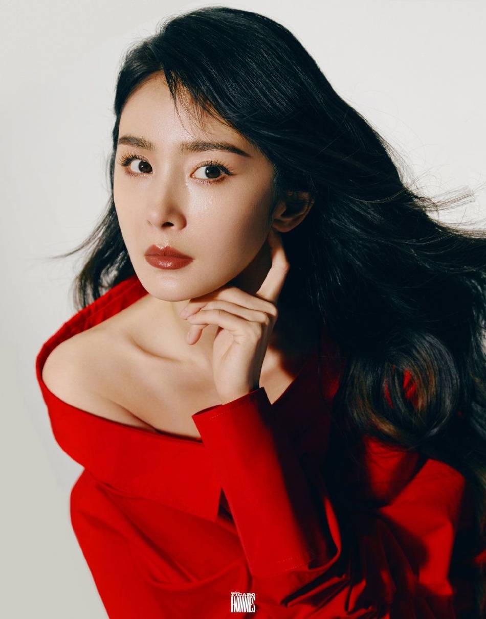 Yang Mi's latest photo shows her devil figure! Fair skin and beautiful ...