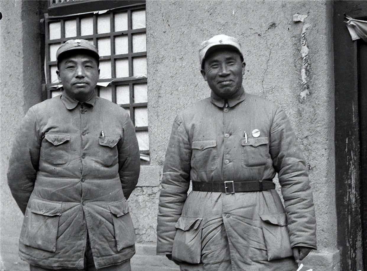 Peng Dehuai and Zhu De played chess in 1953, and Deng Xiaoping watched the game silently. Who ...