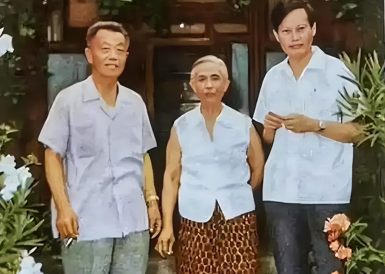 In 1971, Yang Zhenning took a photo with his father-in-law Du Yuming ...