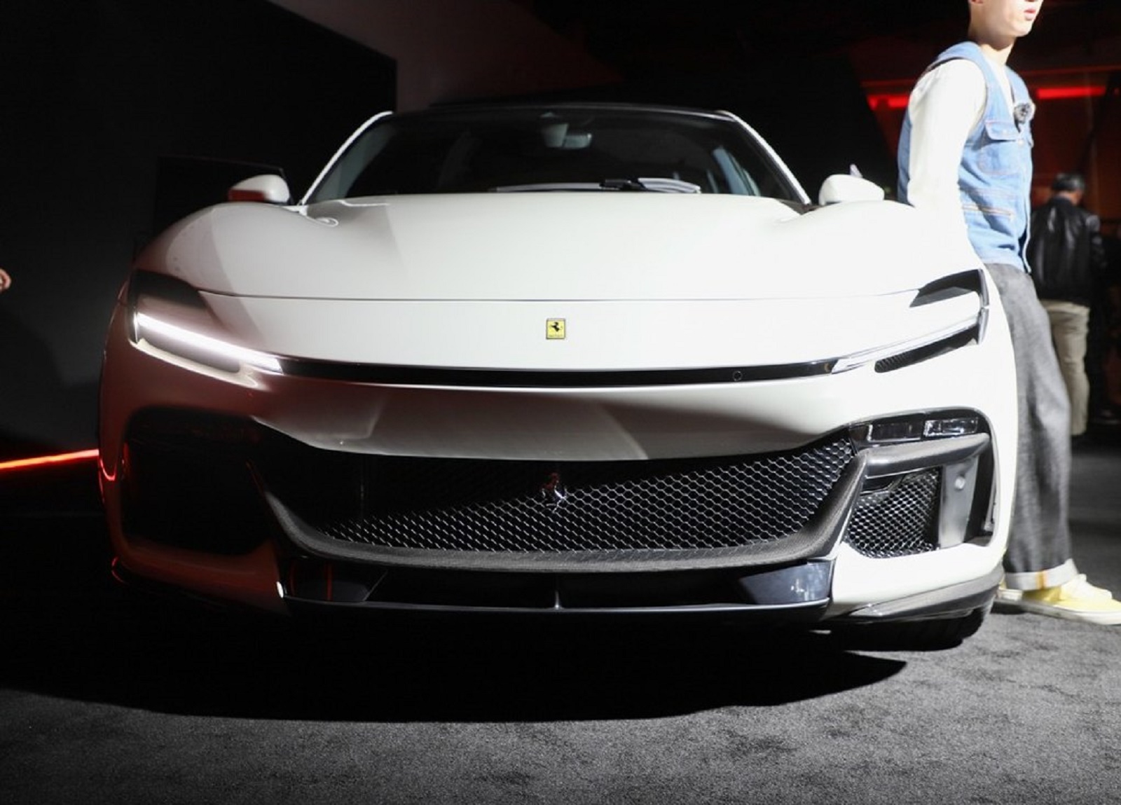 Ferrari finally released an SUV! The "bra"-style center console in the ...