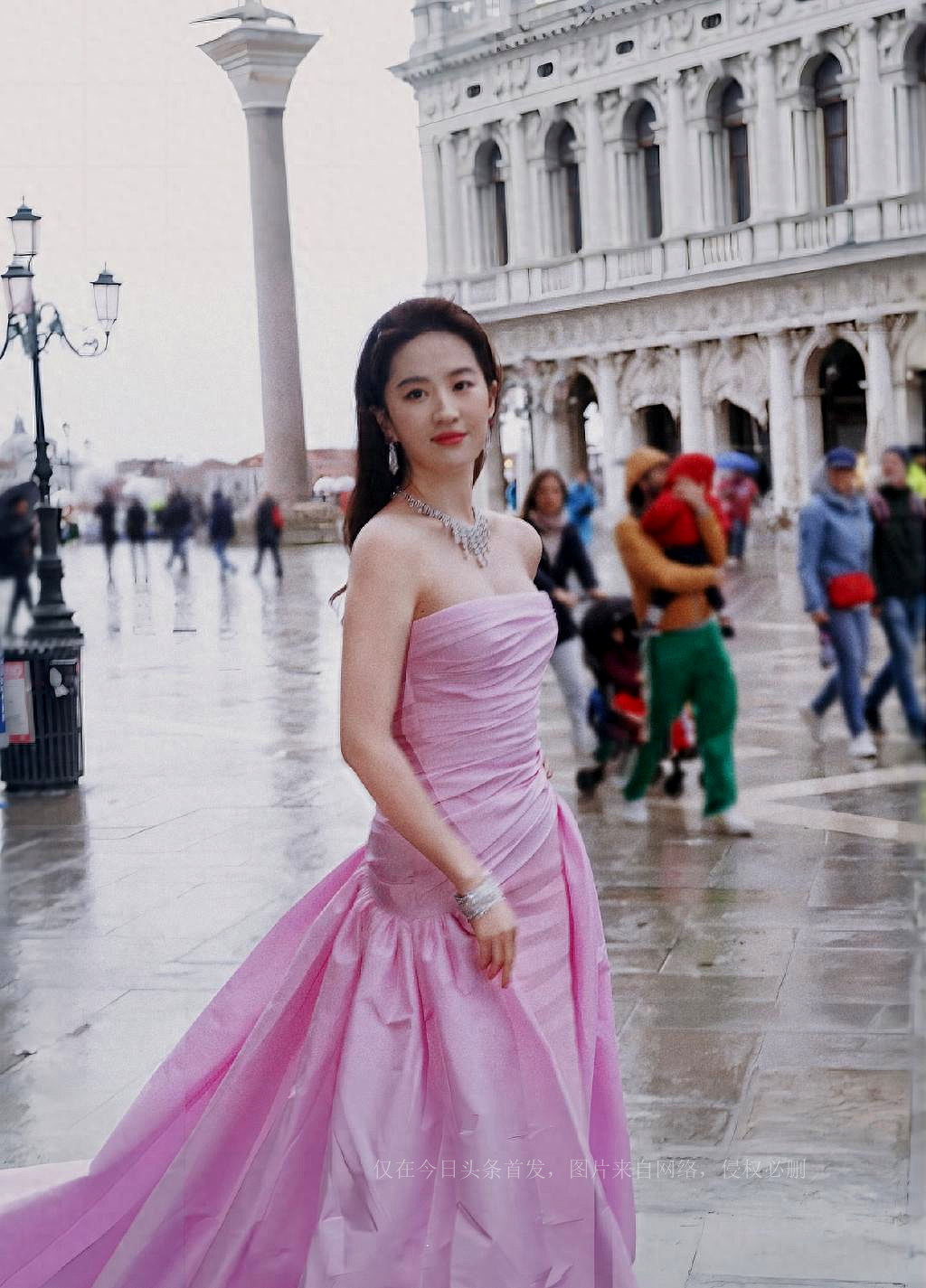 Liu Yifei watches a show abroad: Standing aside, pulling Yang Yang ...