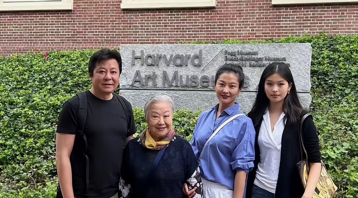 A 58-year-old well-known actor has settled in the United States. Three ...