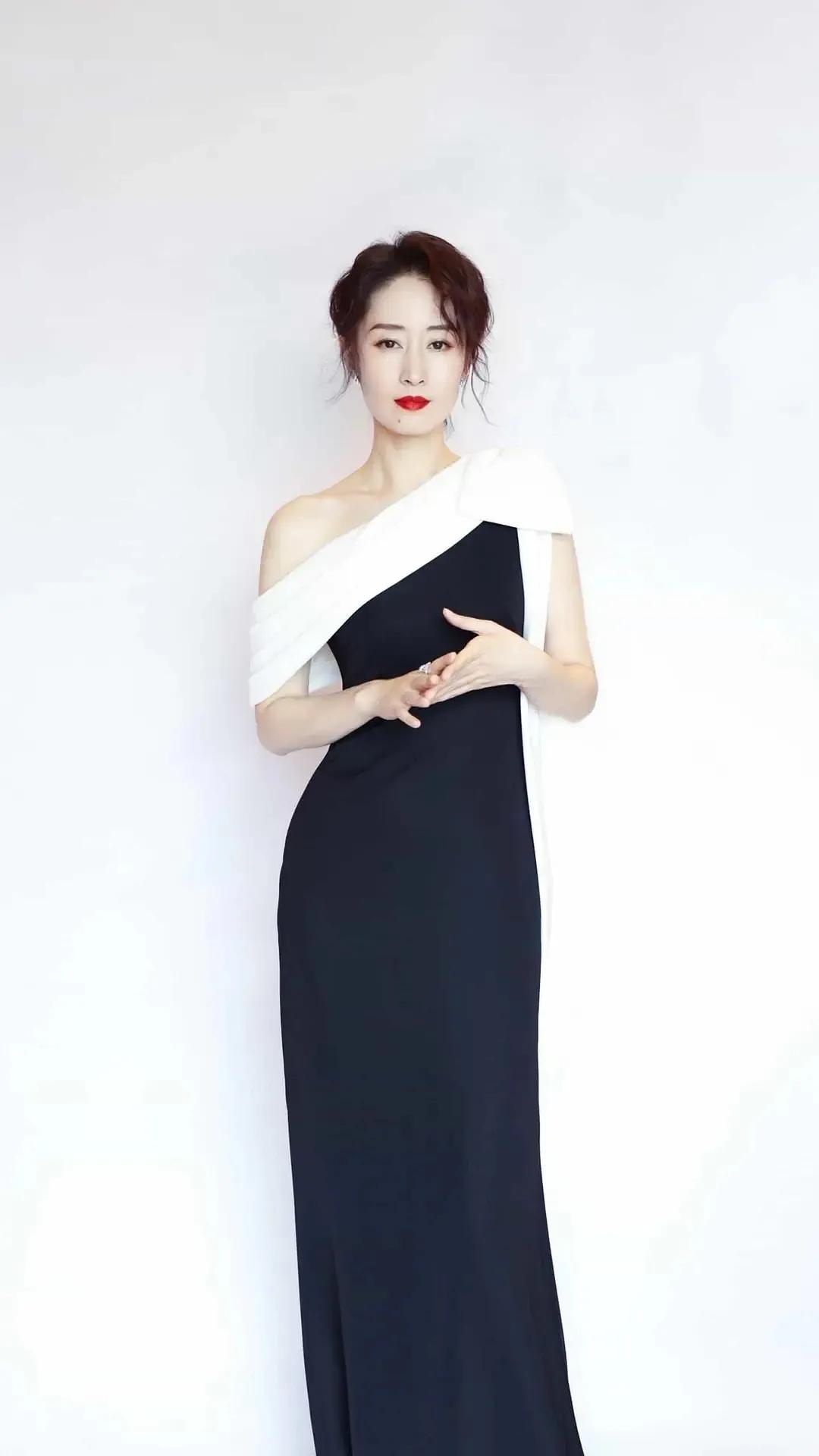 Charm goddess Liu Mintao charming pictures born in 70s - iNEWS