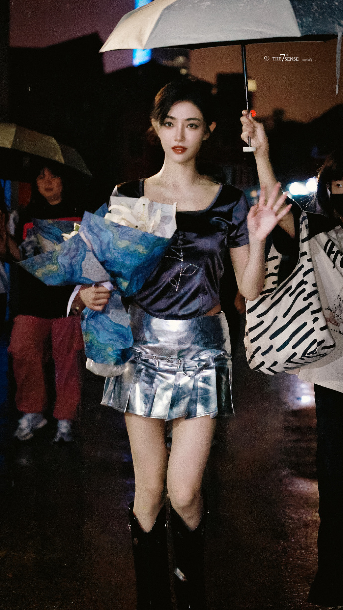 Xu Jiaqi's looks are underestimated, and the silver leather skirt is a real beauty! - iMedia