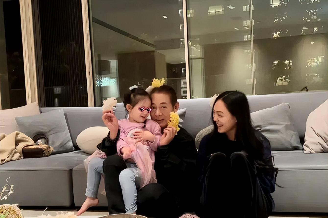 Li Lianjie appeared at Xiang Zuo's home, wearing flowers and dyeing his hair yellow, holding ...