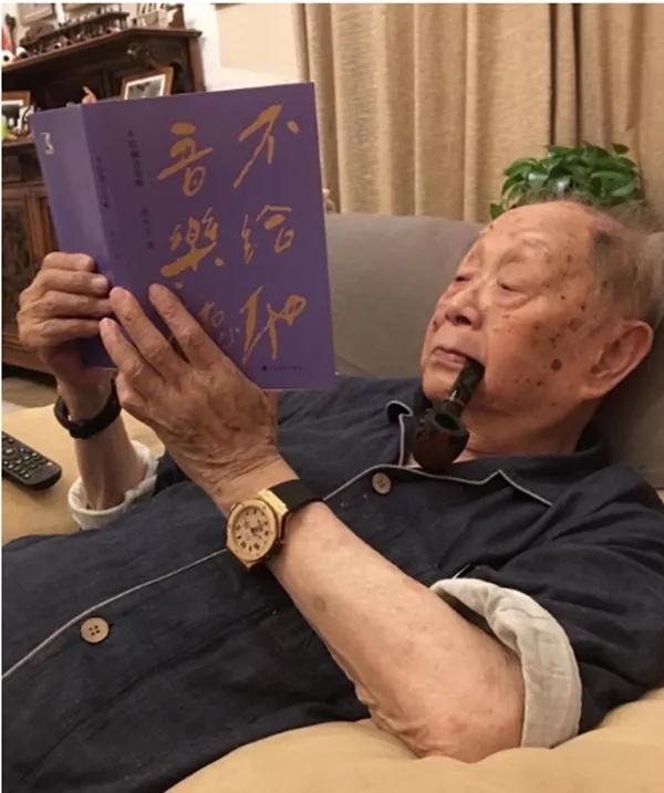 Huang Yongyu, a genius, is still driving a Ferrari at nearly a hundred ...