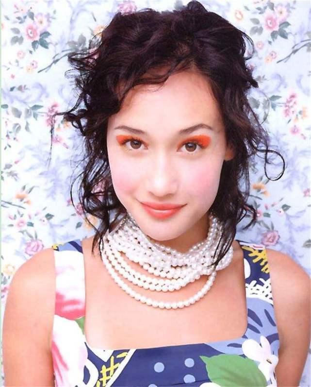 "Mixed stunner" Li Meiqi's flowery world, and the 4 men in her life ...