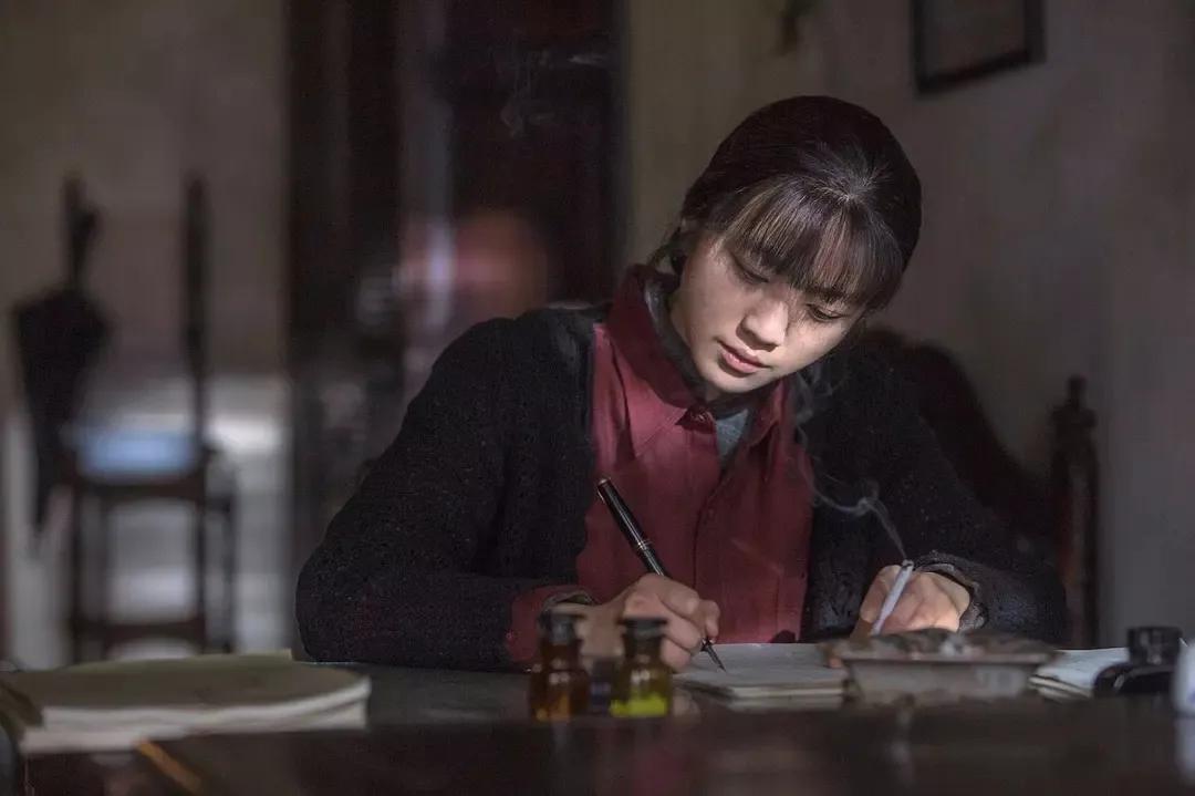 How does Xu Guangping feel about Xiao Hong?The two paragraphs of ...