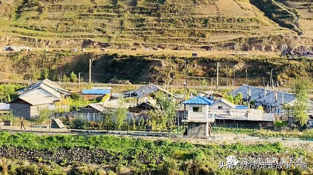 The Yalu River is separated by two worlds, and the autumn colors in the ...