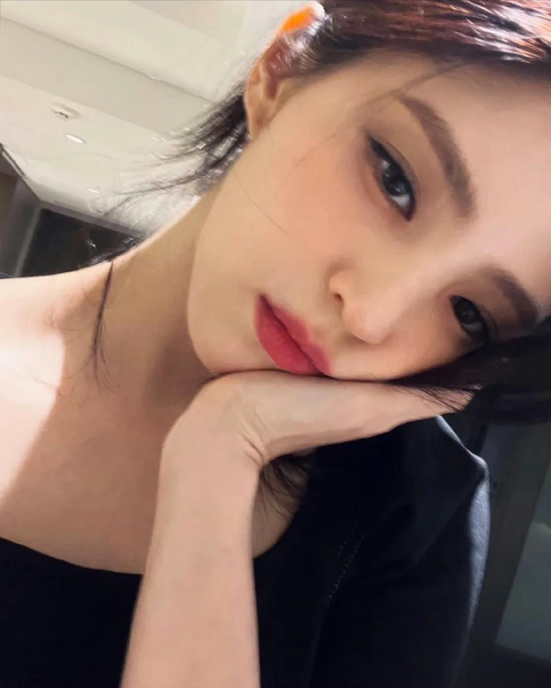 Han Suxi's beauty standing on the top of the mountain - iNEWS