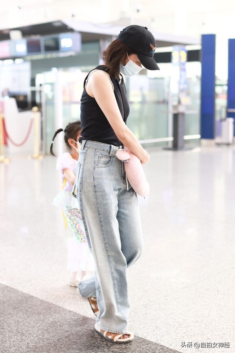 Yinger and her daughter appeared at Beijing Capital Airport - iNEWS