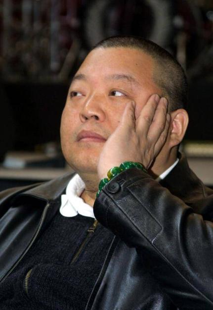 The mafia singer Zang Tianshuo is so crazy, he slapped Mei Ting and smashed Jackie Chan's place ...