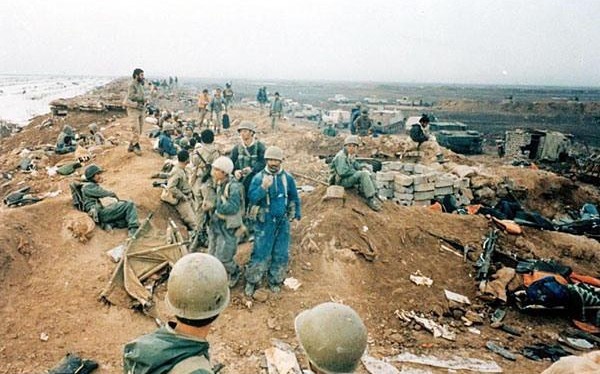 Real shot of the 1980 Iran-Iraq war: Saddam inspected the front line ...