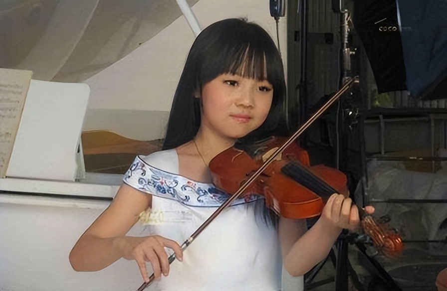 The lives of Lin Miaoke and Yang Peiyi are very different, and it is ...