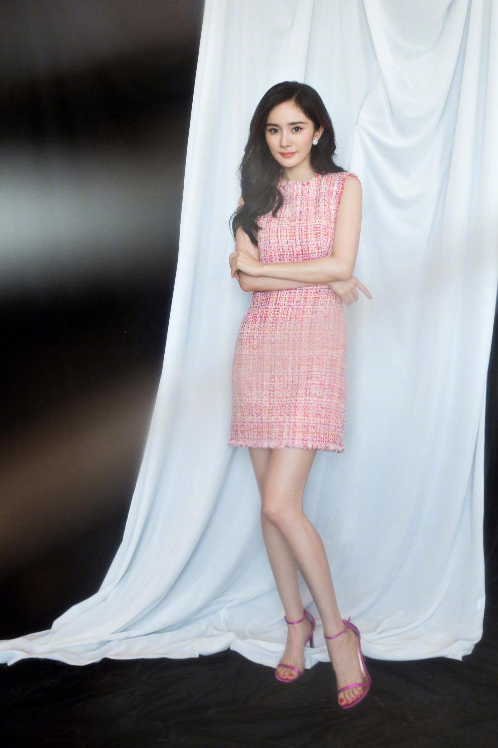 Wigs, fake shoulders, fake butts, these stars are fake from head to toe ...