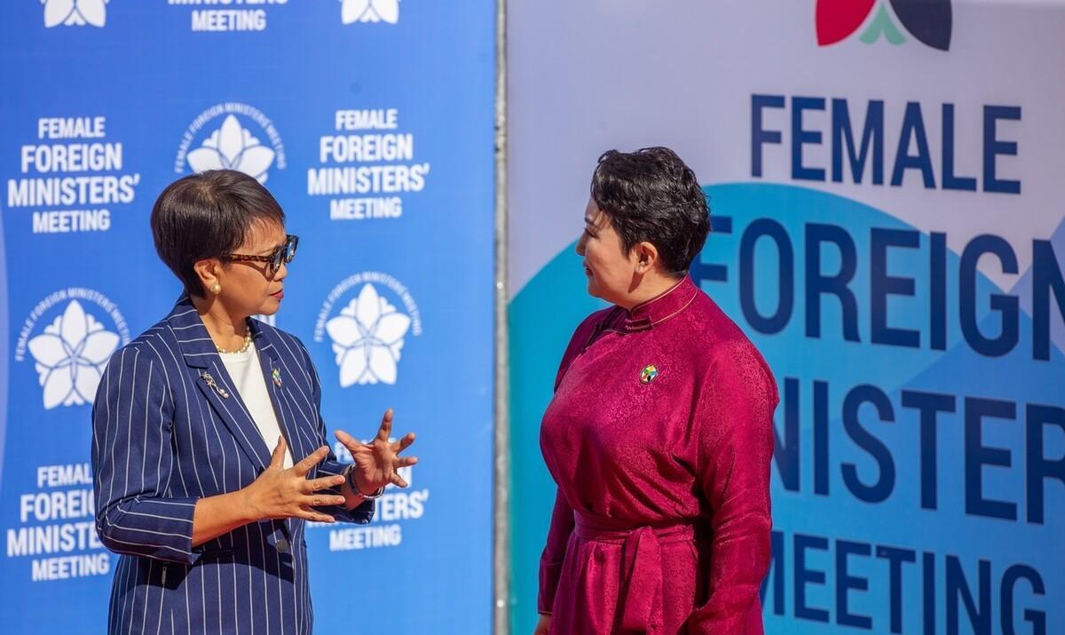 The most beautiful female minister in the world, the "modern filial ...