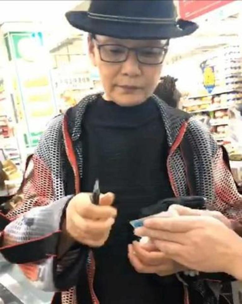 Pan Hong does not accept aging calmly. She wears a top hat when going ...