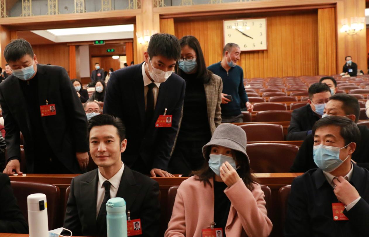 42-year-old Zhang Ziyi attended the Cultural Congress in a low-key ...