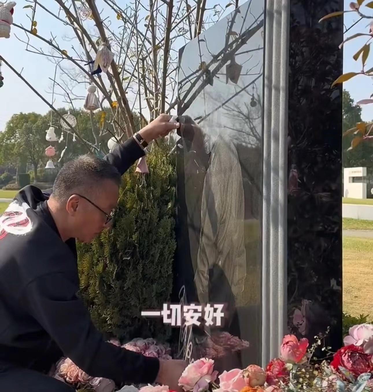 On the 6th anniversary of Qiao Renliang's death, Qiao's father visited ...