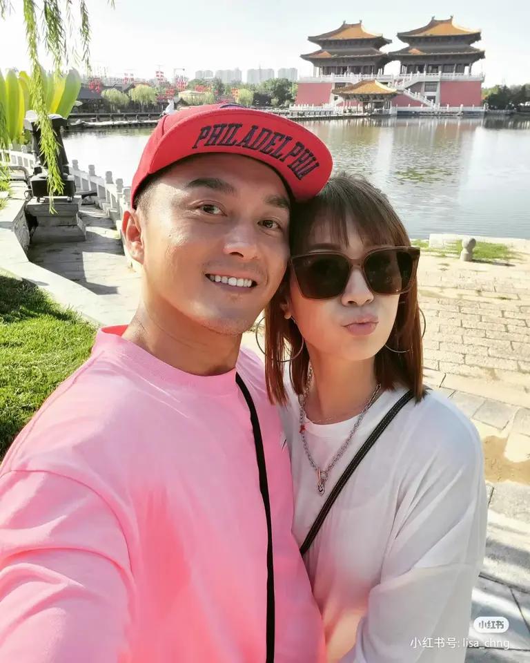 Zhuang Siming posted a photo with Yang Ming - we have our own sweetness ...