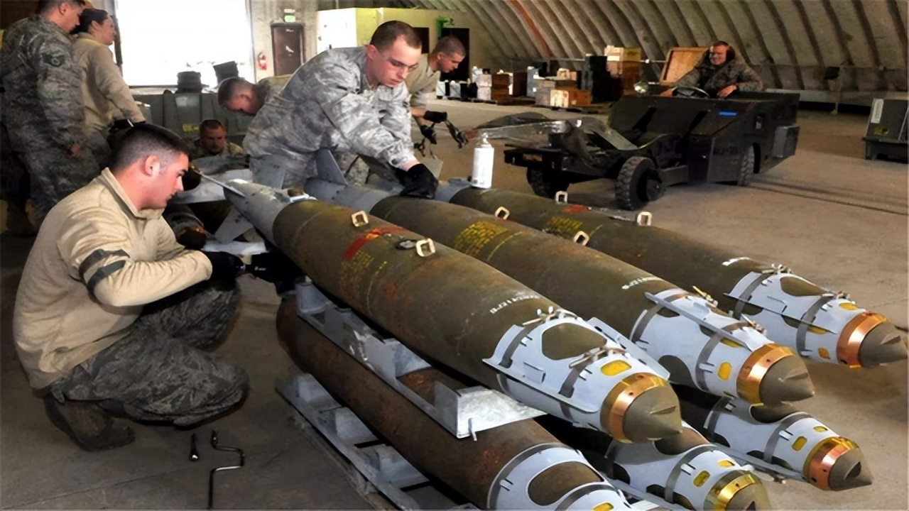 How terrible are cluster bombs? It can level 5,000 square meters at a ...