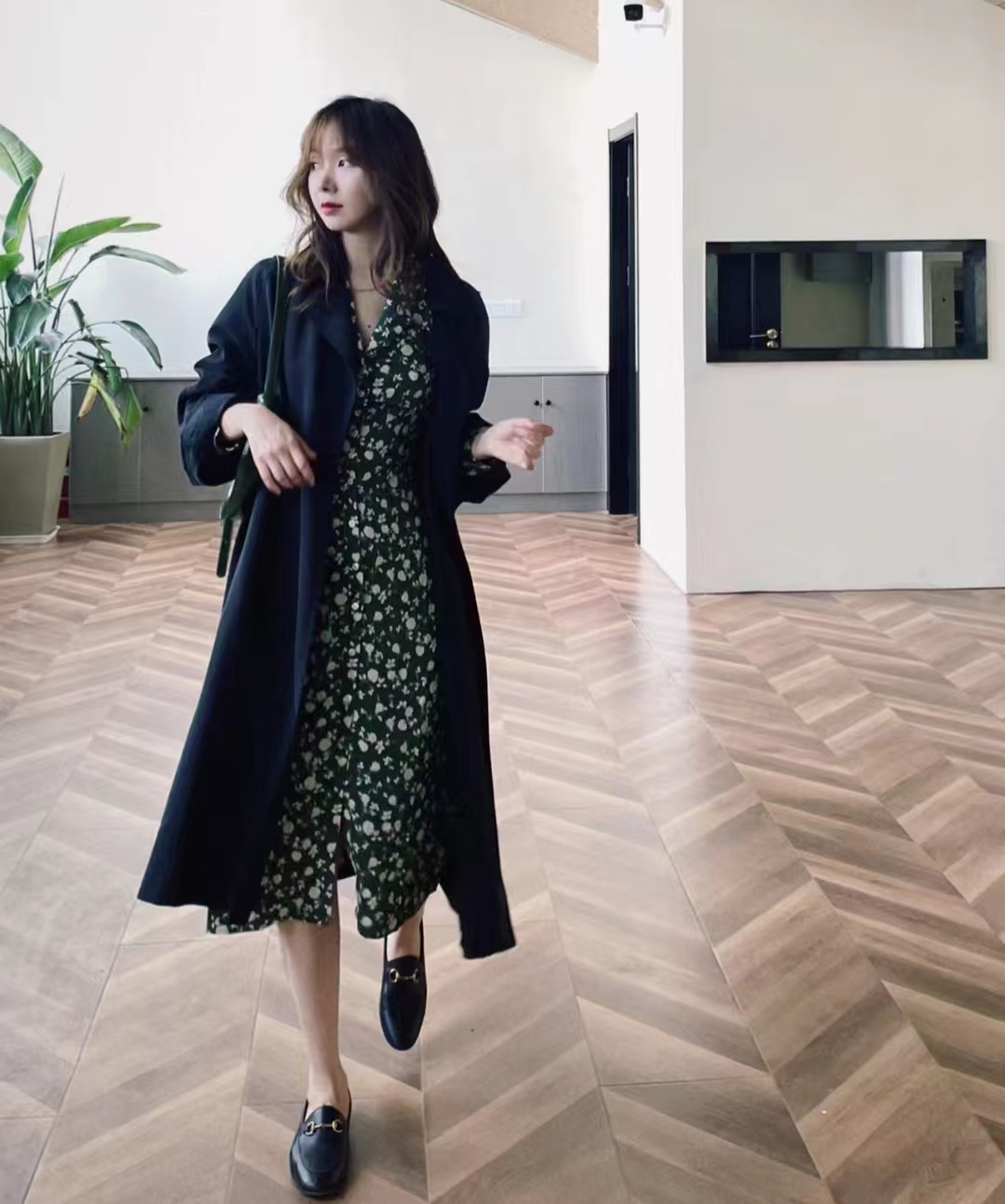 Wearing "windbreaker + dress" in autumn is super fashionable! Beautiful ...