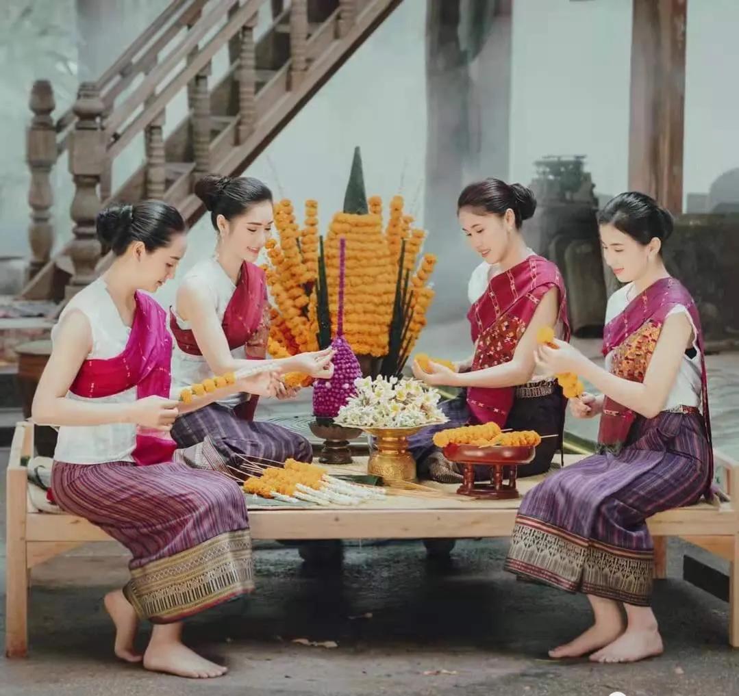 The beauties in tube skirts on the streets of Myanmar are unbelievable ...