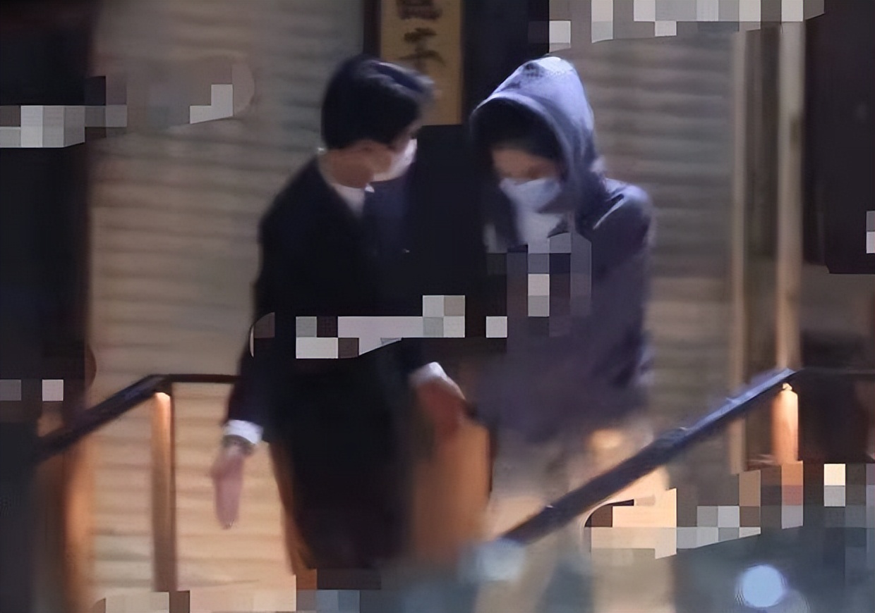 Fan Chengcheng, Zhang Jingyi, and Qiao Shan have a private dinner, and the group is full of ...