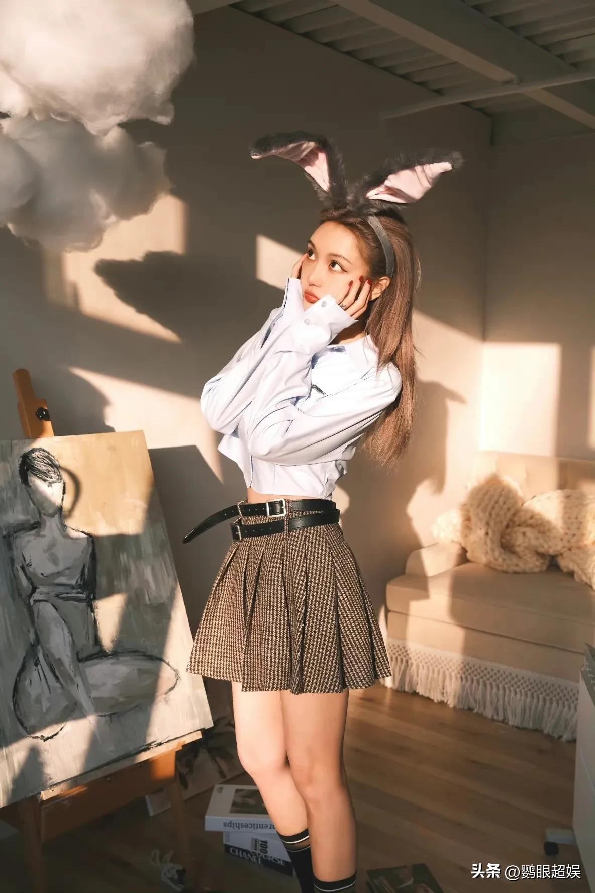 Zhou Yang's blue and white shirt + miniskirt, cool and sweet, so beautiful - iNEWS